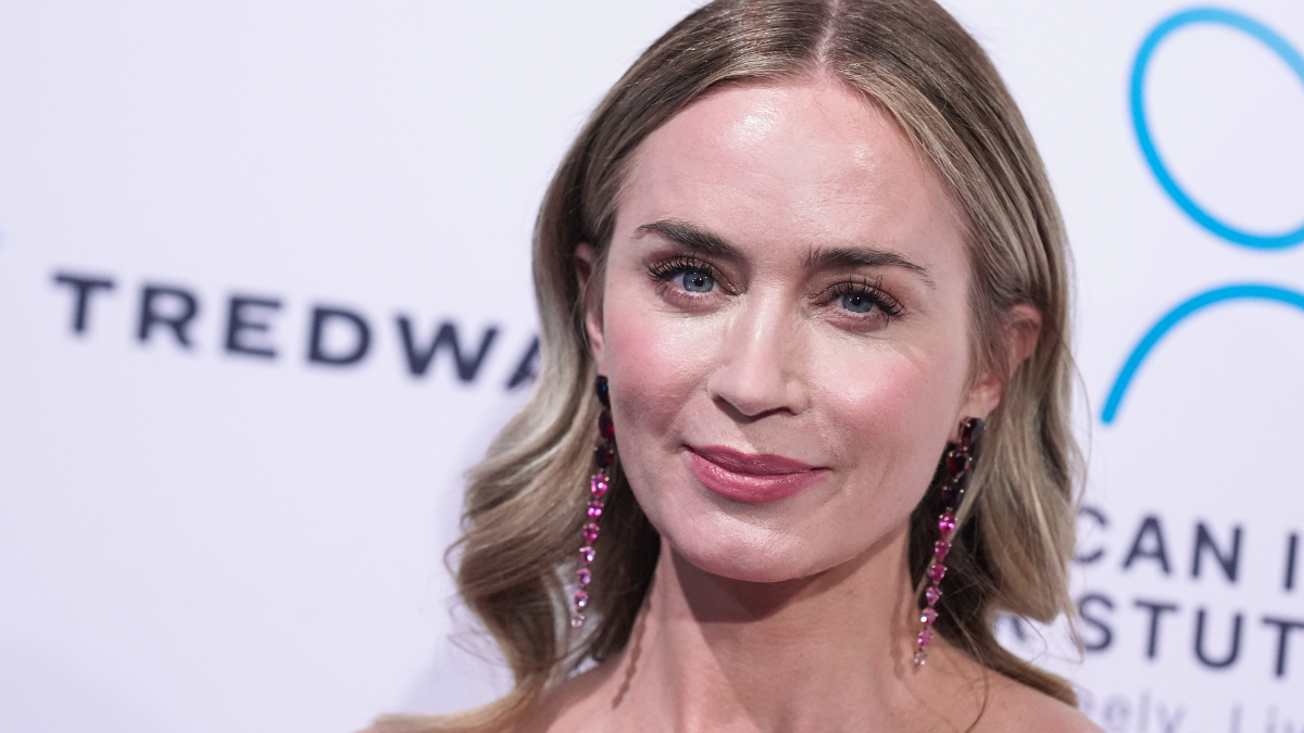 Emily Blunt Channels Disney Princess in Plunging Rose-Print Set ...