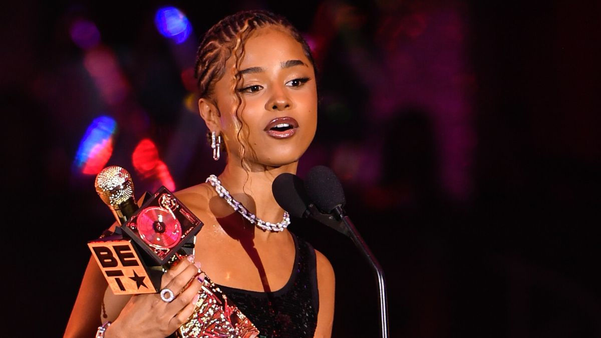 Tyla Brings Y2K Vibes to 2024 Bet Hip Hop Awards With Sequin Minidress ...