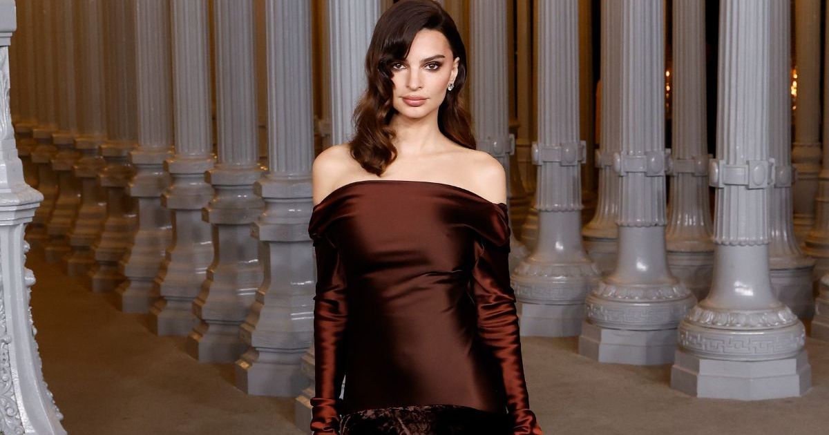 Emily Ratajkowski Nails Scene-Stealing Backless Donna Karan Gown ...