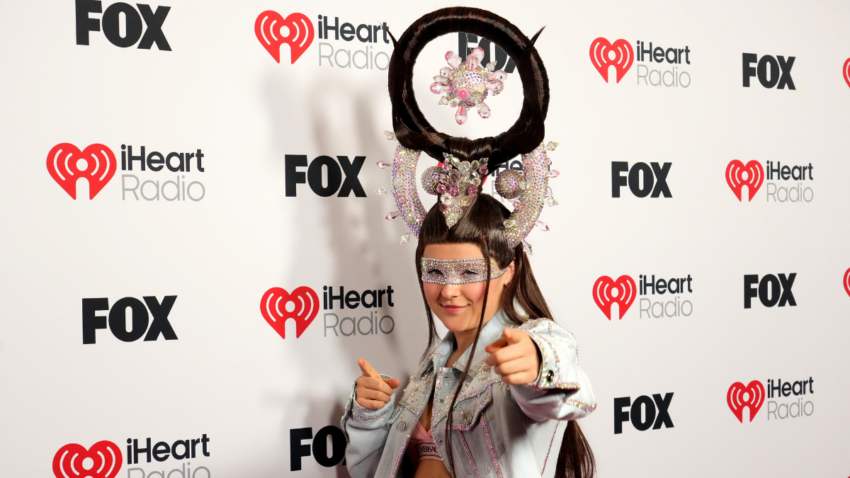 JoJo Siwa's Headpiece in iHeartRadio 2025 Photos Commands Attention ...