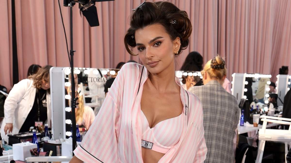 Emily Ratajkowski's Loungewear Photos from VSFS Backstage Are Just What the Internet Needs ...