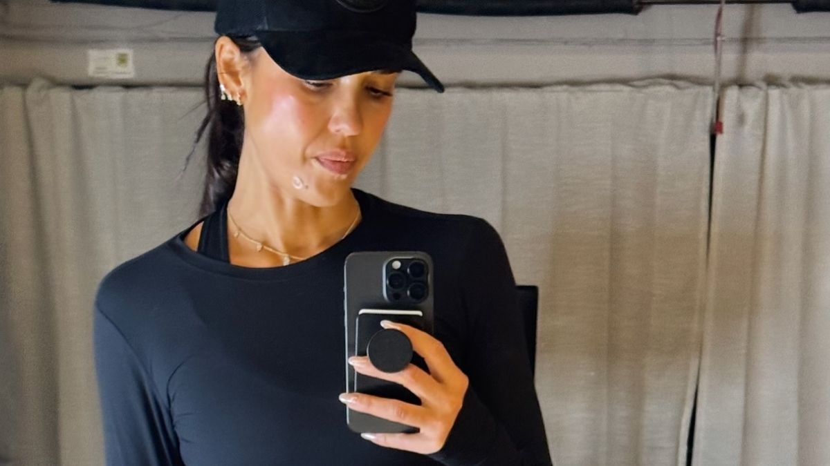Fans Declare Jessica Alba 'Perfect' in Workout Gear - theFashionSpot