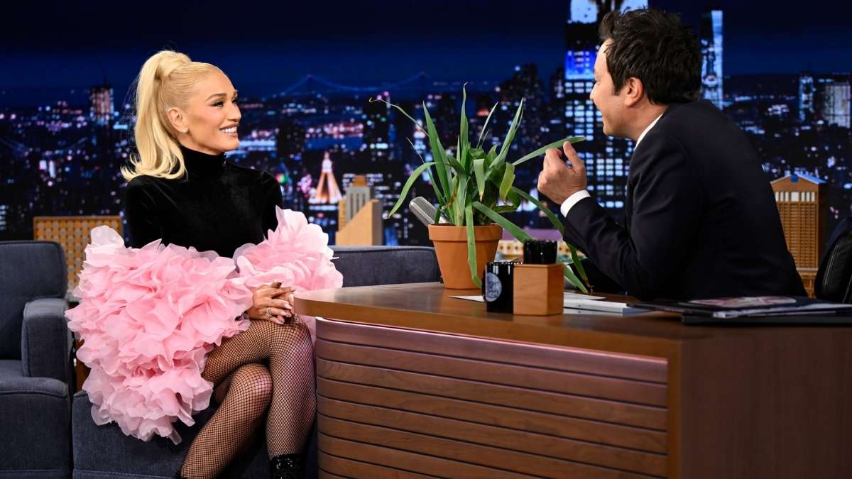 Gwen Stefani's Micro Shorts & Fishnet Stockings Are a Bold Combo ...