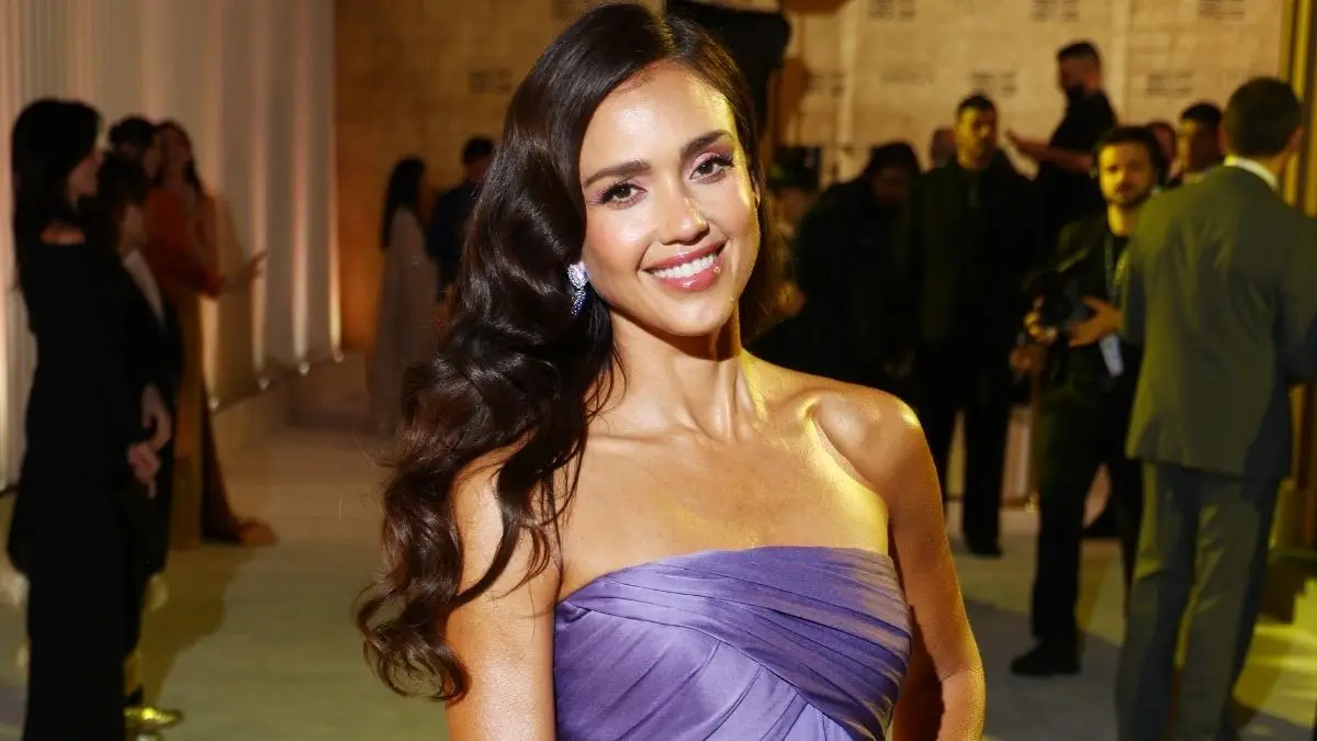 Jessica Alba Has Fans Swooning Over Her Strapless Purple Gown ...