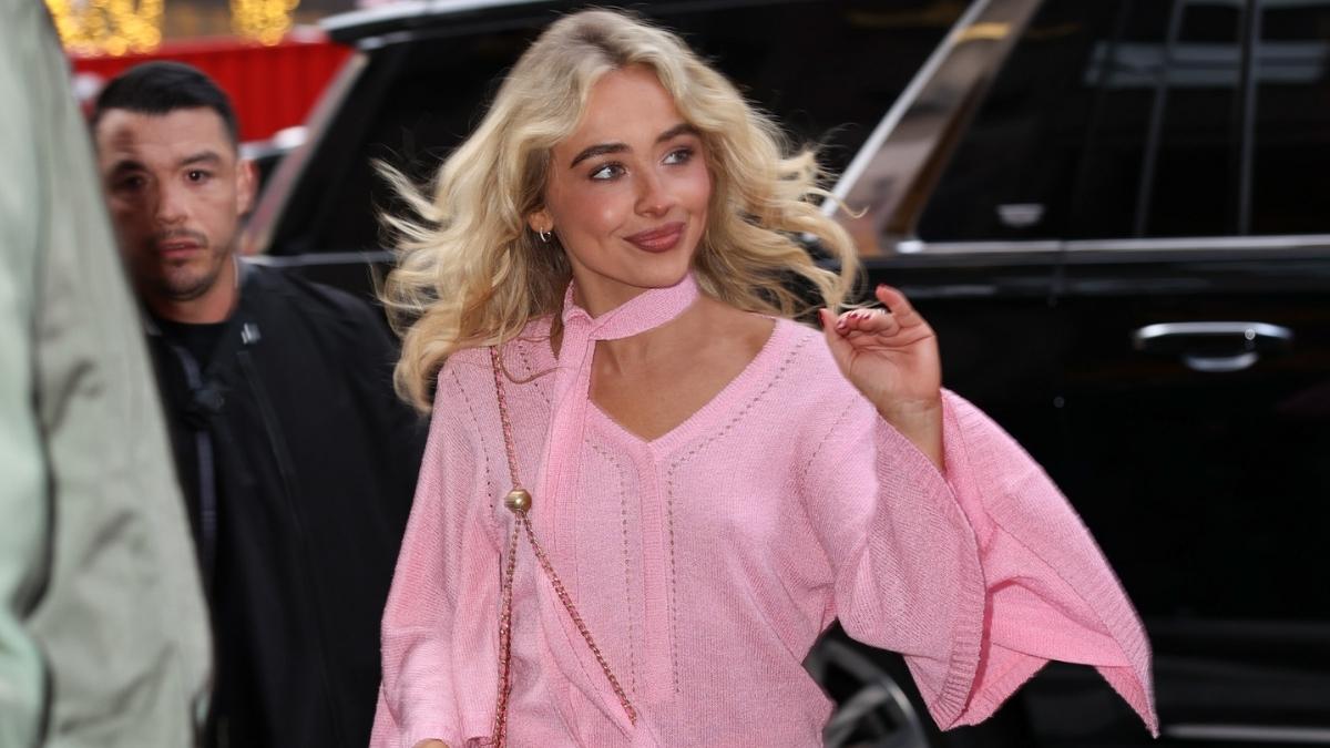Sabrina Carpenter’s Tiny Miniskirt Plays Peekaboo Under Sweater ...