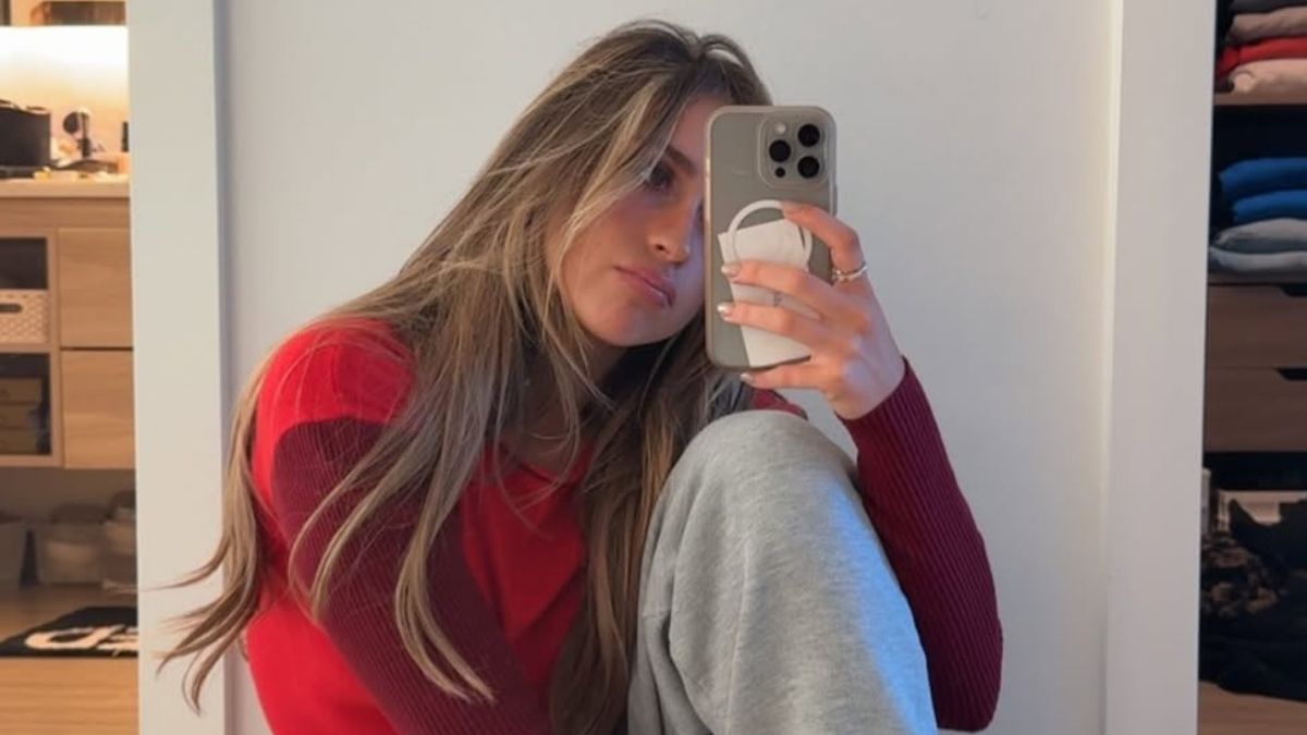 Tate McRae's Chanel Thong Photos Are Extra Cheeky - theFashionSpot