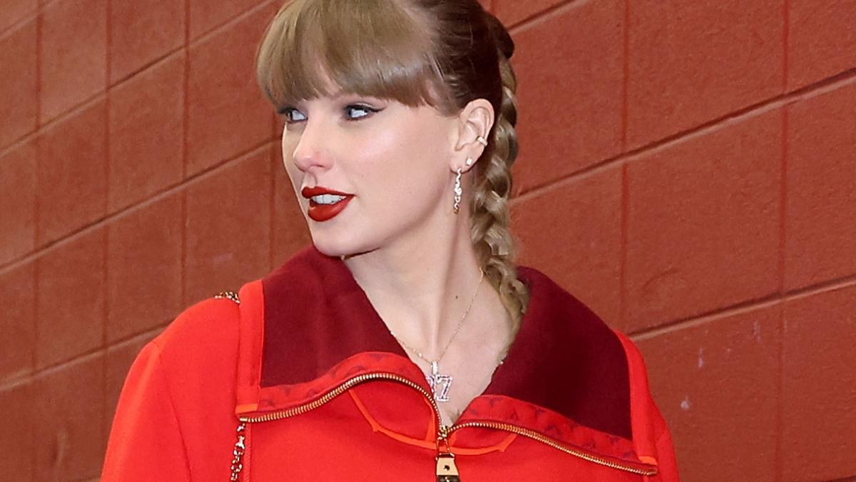 Taylor Swift Elevates $300 Jacket With $4K Louis Vuitton Bag ...