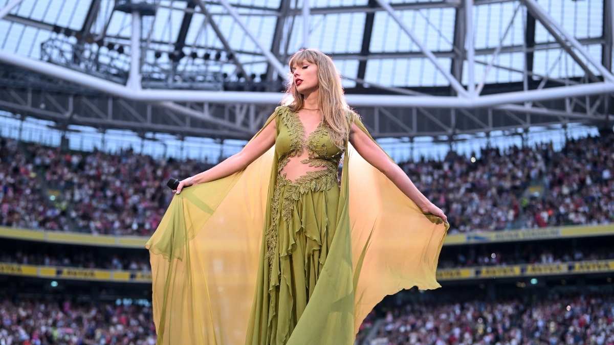 Taylor Swift Becomes a Christmas Tree in Stella McCartney Dress ...