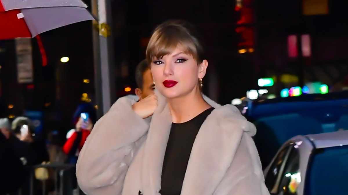 Video: Taylor Swift & Stephen Colbert’s Dance Moves Go Viral ...
