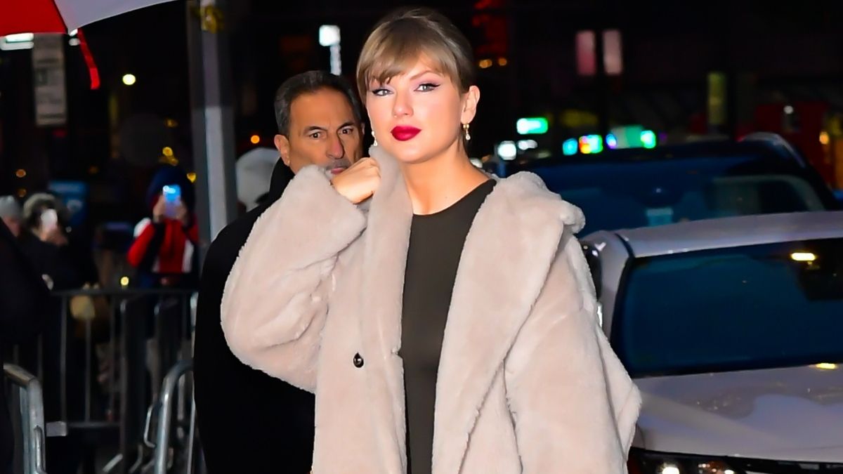 Taylor Swift Shows Off Long Legs in Mini Skirt That Demands Attention ...