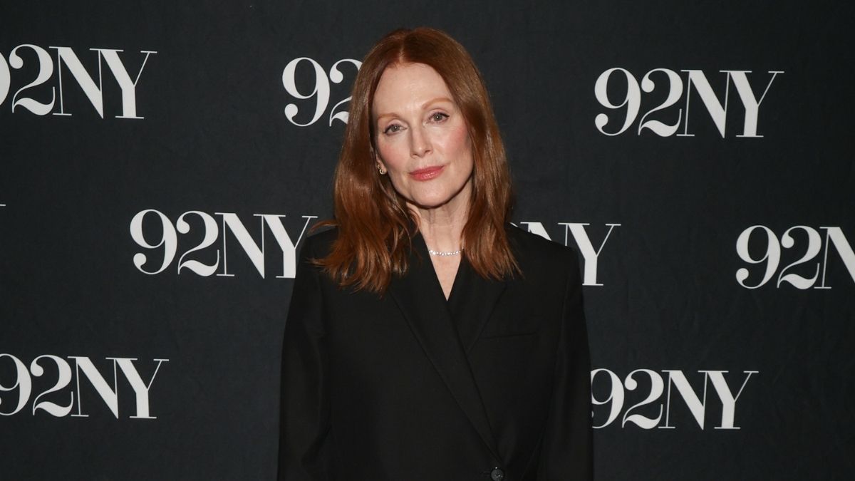 Julianne Moore's Bikini Photo Shows Her Floating in the Pool ...