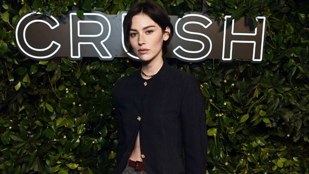 Gracie Abrams’ Unbuttoned Chanel Blazer Puts a Risky Twist on Classics ...