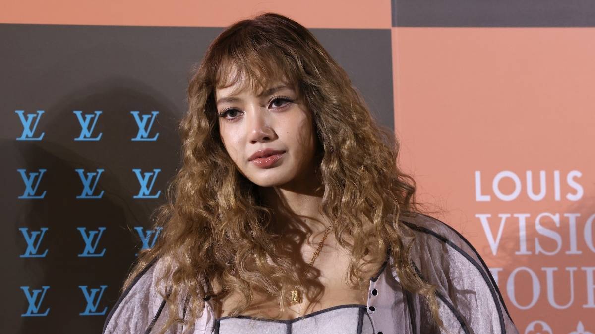 Blackpink's Lisa Models Kim Kardashian's Crop Tops & Micro Shorts ...
