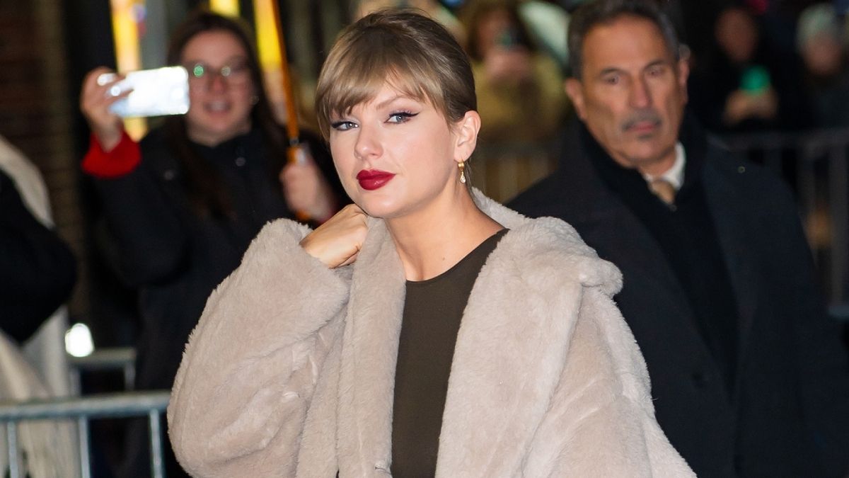 Taylor Swift Opts for Pastels in $1K The Row Sweater - theFashionSpot
