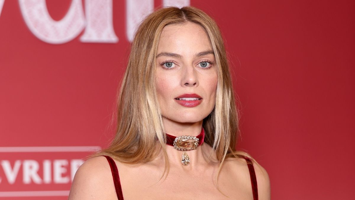 Margot Robbie Dazzles in 100 Carats of 'Nude Diamonds' & Chanel Gown ...