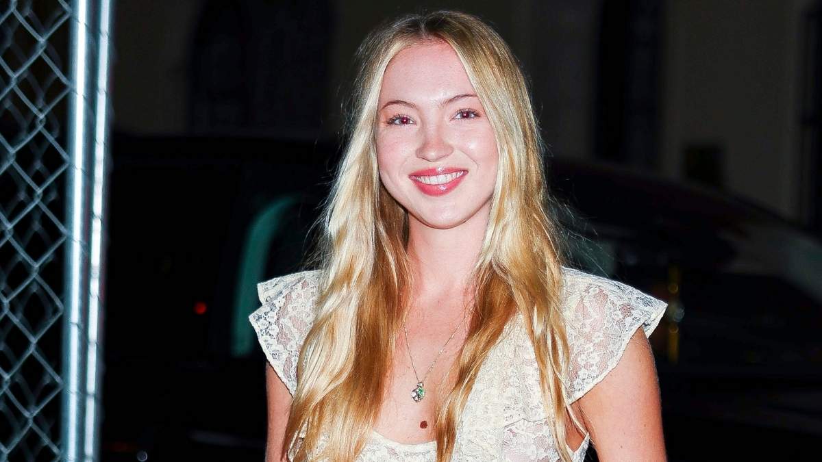Lila Moss' $475 Burberry x Hunza G Swimsuit Is Totally 'Baywatch ...