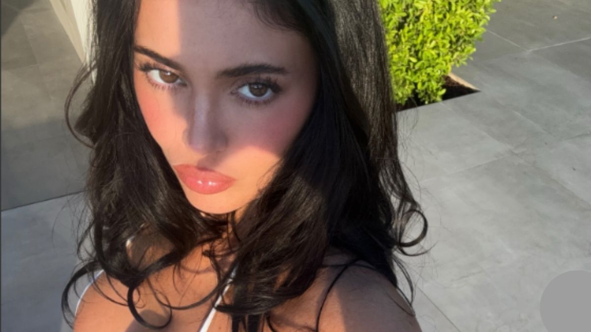 Kylie Jenner Nearly Spills Out of Plunging Sports Bra During Pilates ...