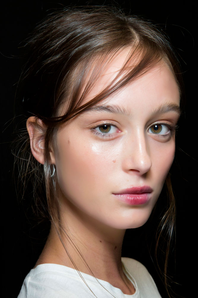 The Definitive Guide to How to Use Highlighter Makeup - theFashionSpot