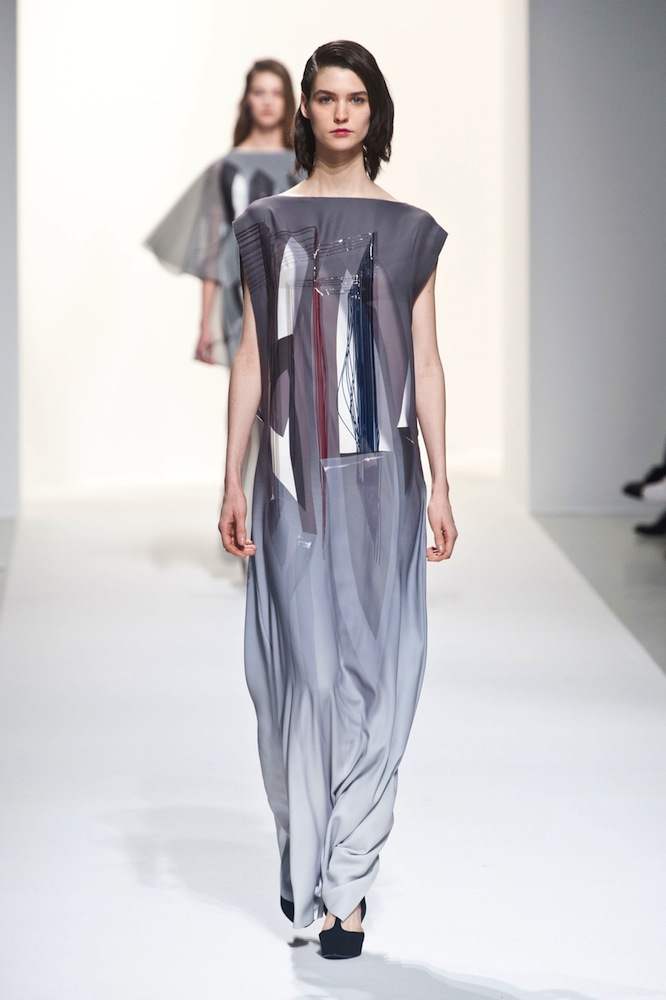 Hussein Chalayan Fall 2014 Runway Review - theFashionSpot