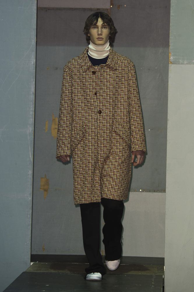 Raf Simons Fall 2015 Runway - theFashionSpot