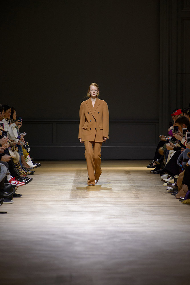 Rochas Fall 2018 Runway - theFashionSpot