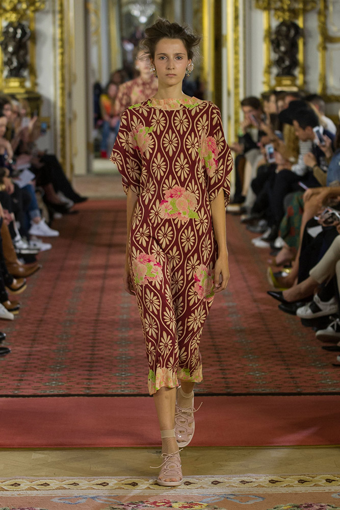 Simone Rocha Spring 2016 Runway - theFashionSpot
