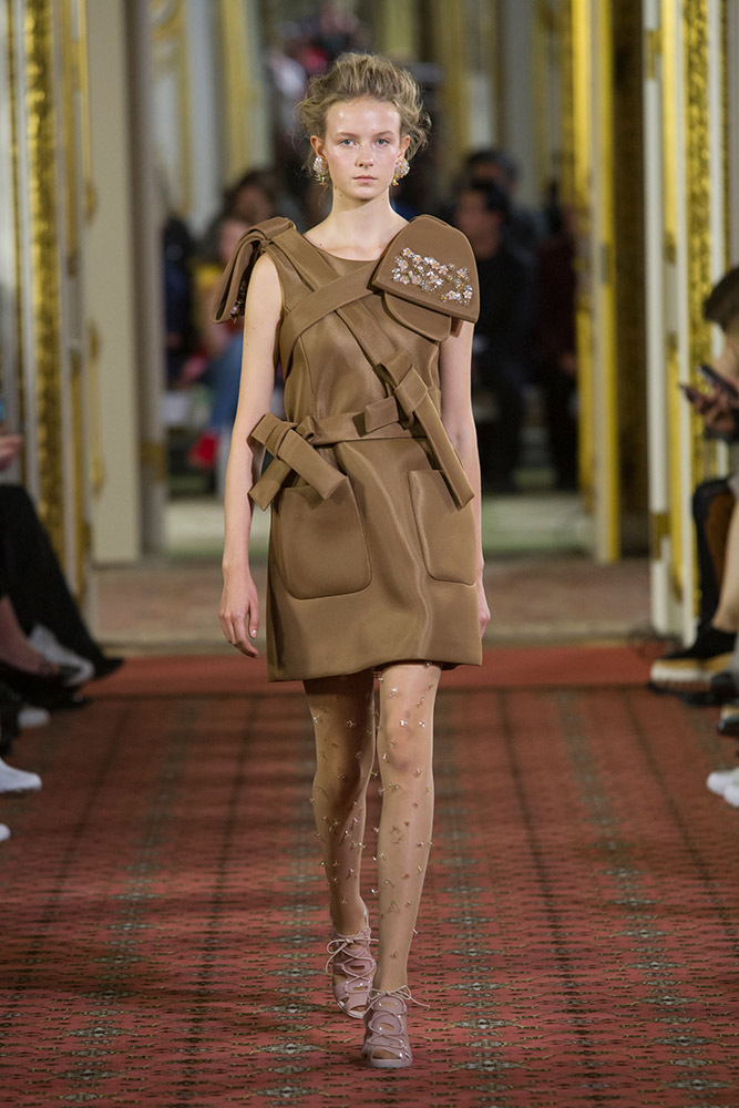 Simone Rocha Spring 2016 Runway - theFashionSpot