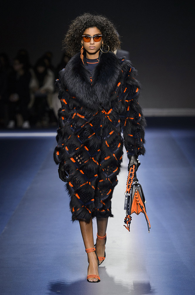 Versace Fall 2017 Runway - theFashionSpot