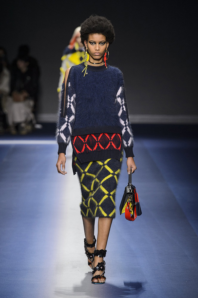 Versace Fall 2017 Runway - theFashionSpot