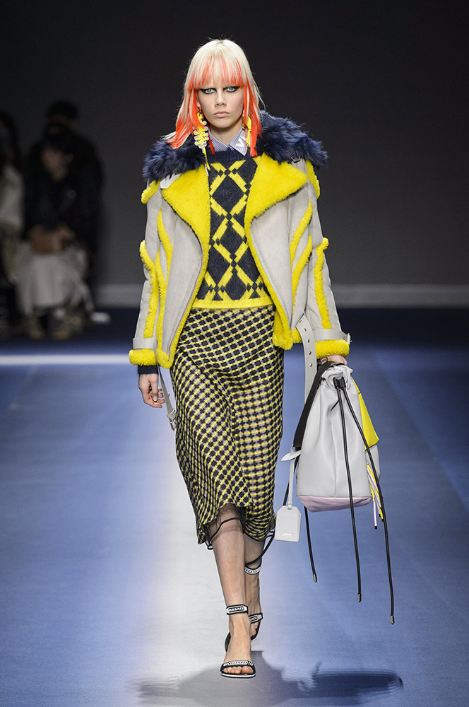 Versace Fall 2017 Runway - theFashionSpot