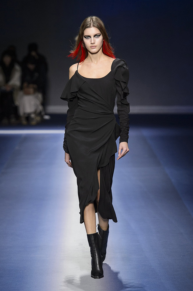 Versace Fall 2017 Runway - theFashionSpot