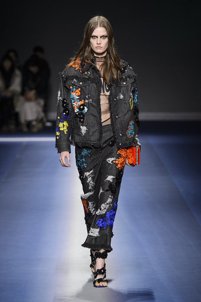Versace Fall 2017 Runway - theFashionSpot