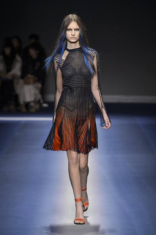 Versace Fall 2017 Runway - theFashionSpot