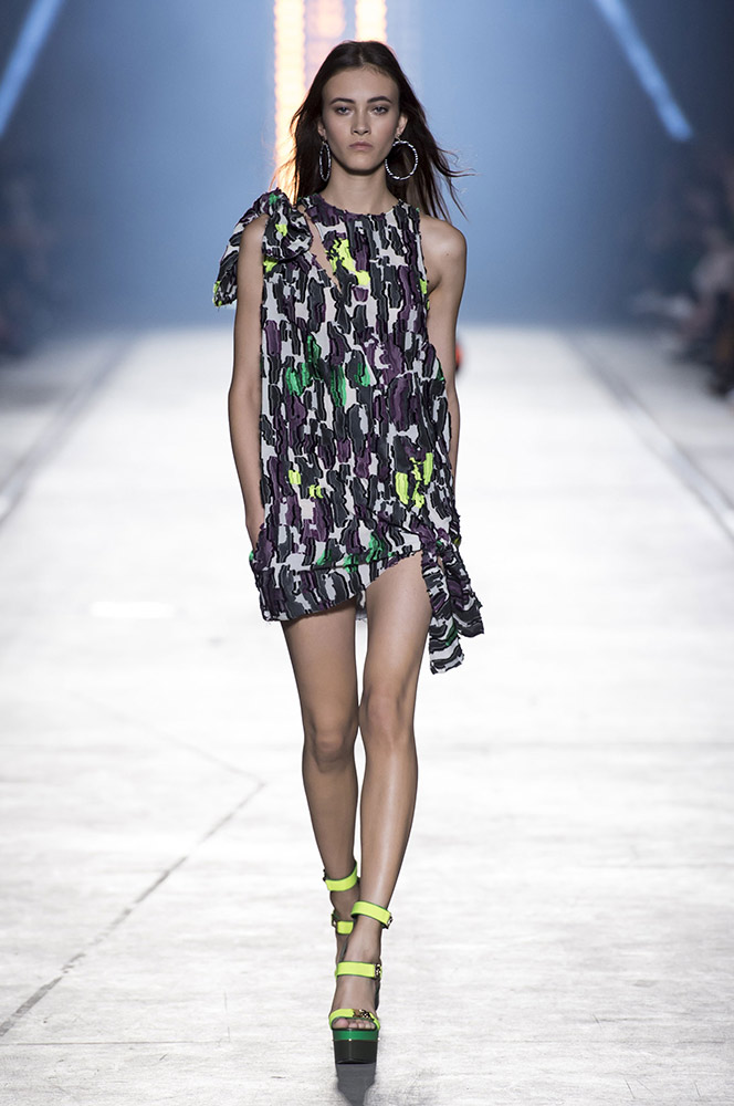 Versace Spring 2016 Runway - theFashionSpot