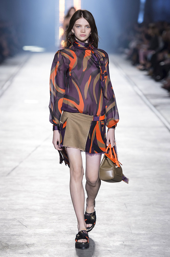 Versace Spring 2016 Runway - theFashionSpot