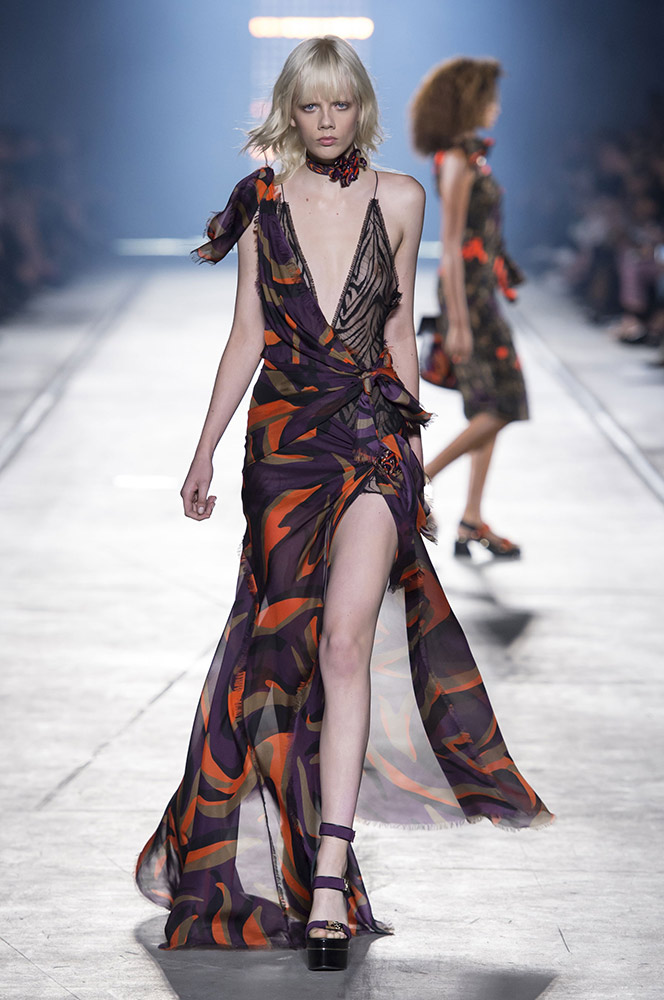 Versace Spring 2016 Runway - theFashionSpot